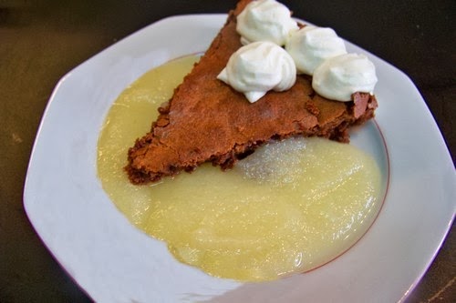 Cuisine en folie: Reine de Saba, coulis de poire et chantilly au gombava
