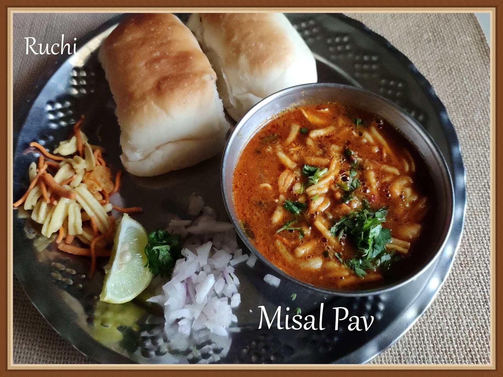 Ruchi: Misal Pav