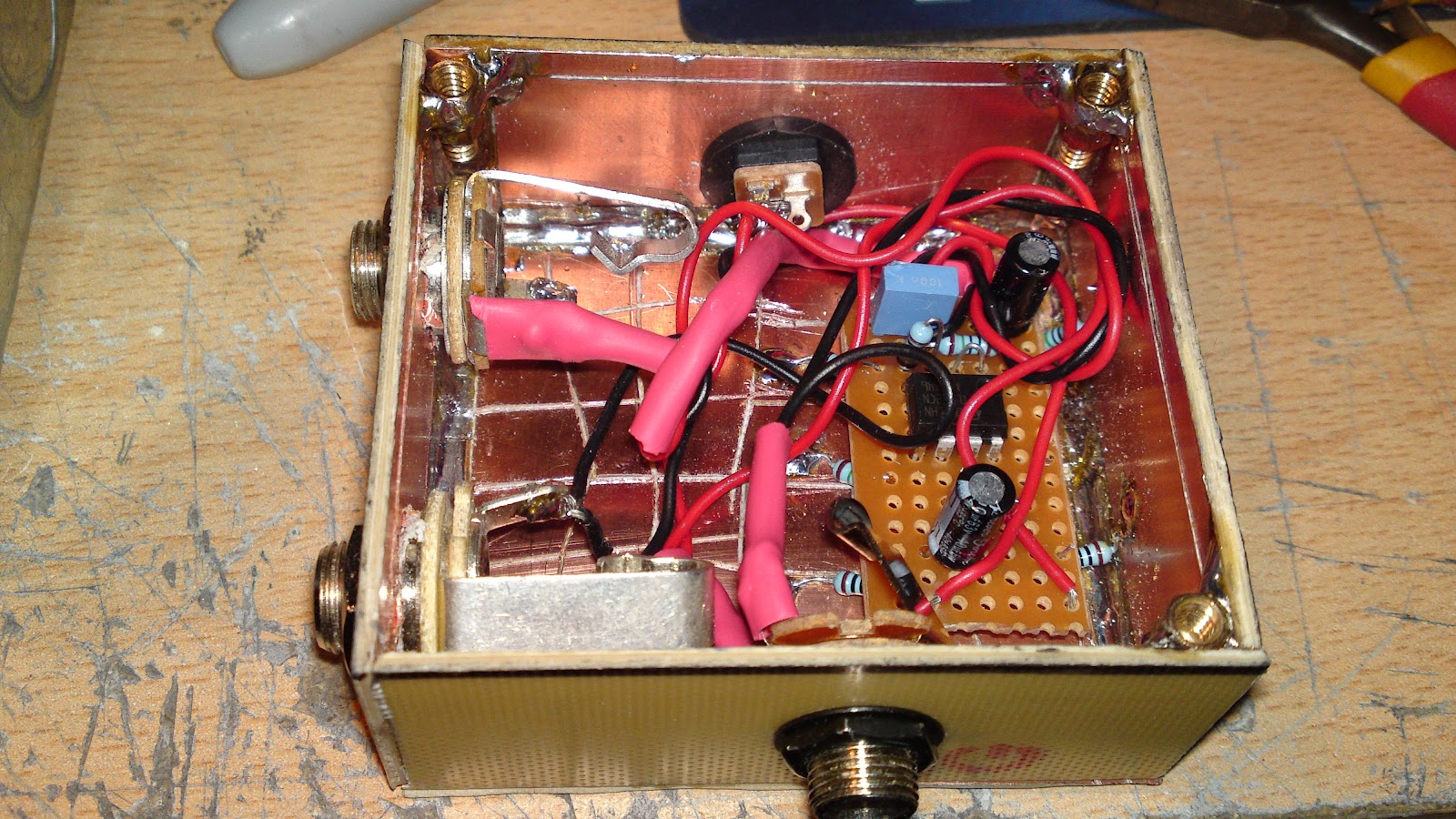 Paul In The Lab: Buffered Y Splitter Stripboard Veroboard