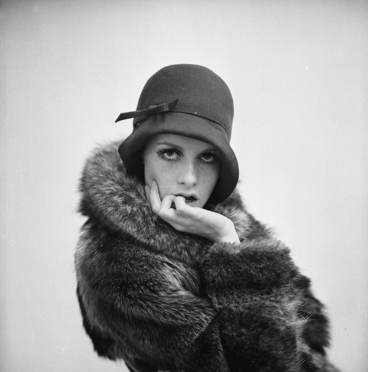 25 Vintage Portraits of Beautiful Women With Cloche Hats in the 1920s ...