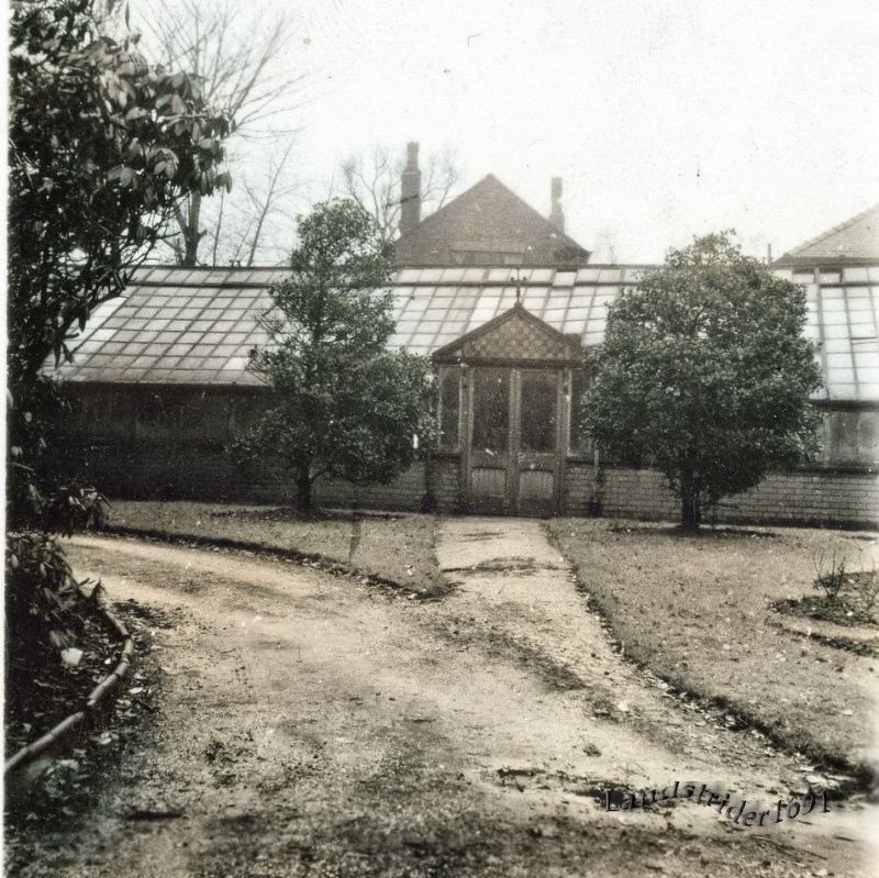 Colorized Photos That Show the Interior of the Moorfield House in ...