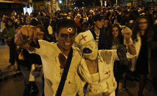 Foto-Foto Nyata Yang Menyeramkan di Saat Para Zombie Menakuti Warga ...