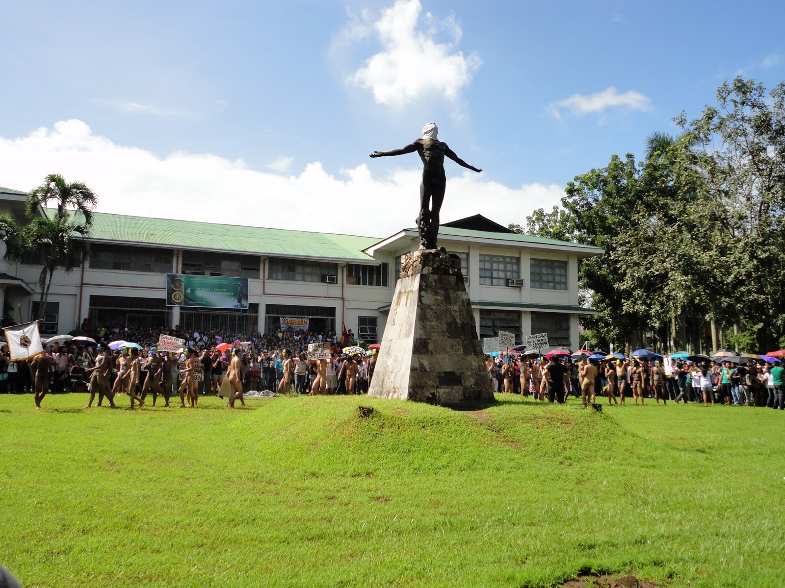 Life and Letters: UPLB Oblation Run 2011 (Photos)