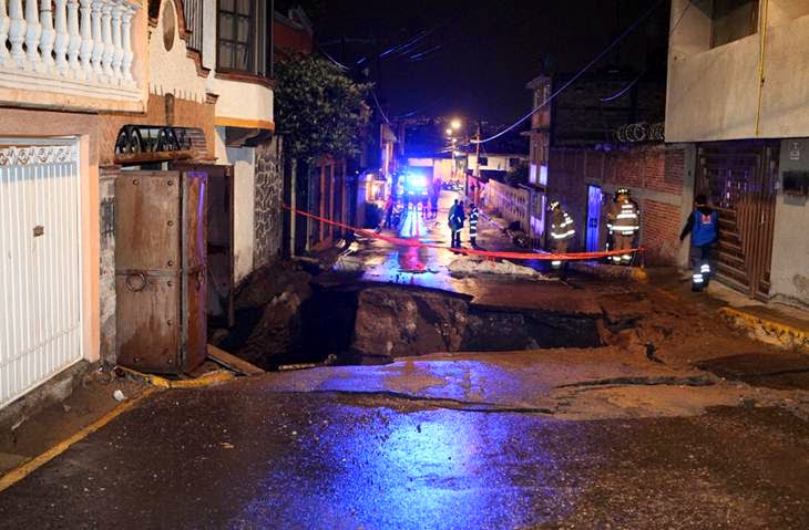Imágenes de socavón en Iztapala, Mexico. ~ Los Peligros de la Tierra