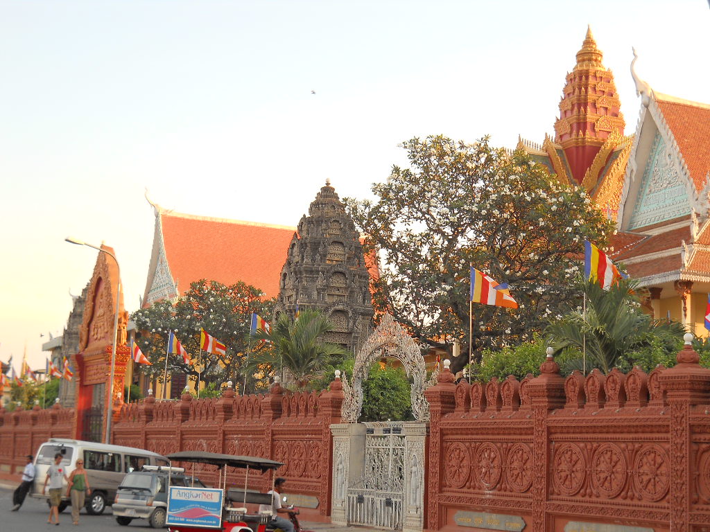Thailand beyond solo backpacking: Wat Ounalom Monastery,Phnom Penh