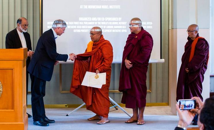 Three monk budhist protect muslim rohingya in civil war Islamic ...