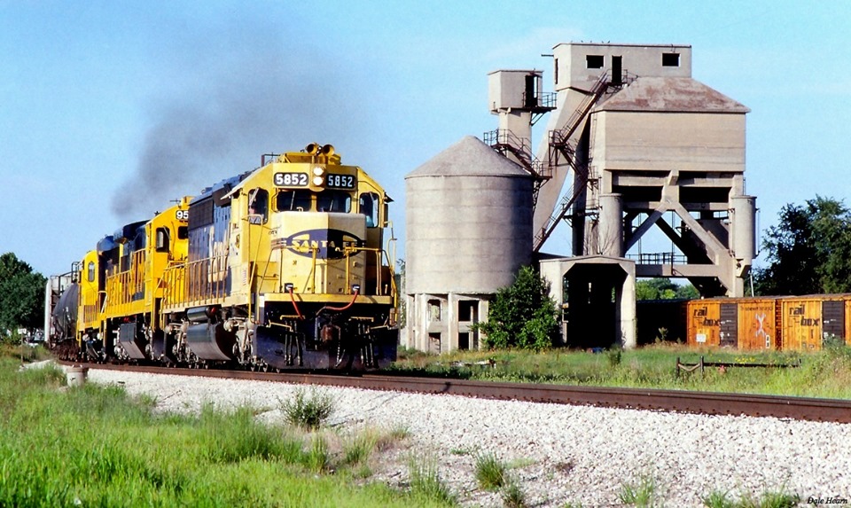 Towns and Nature: Marceline, MO: Santa Fe Depot and Coaling Tower(s?)