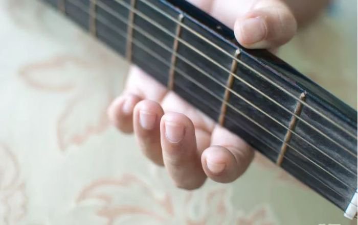 Cara Belajar Main Gitar Mandiri, Lengkap dengan Foto dan Video Tutorialnya