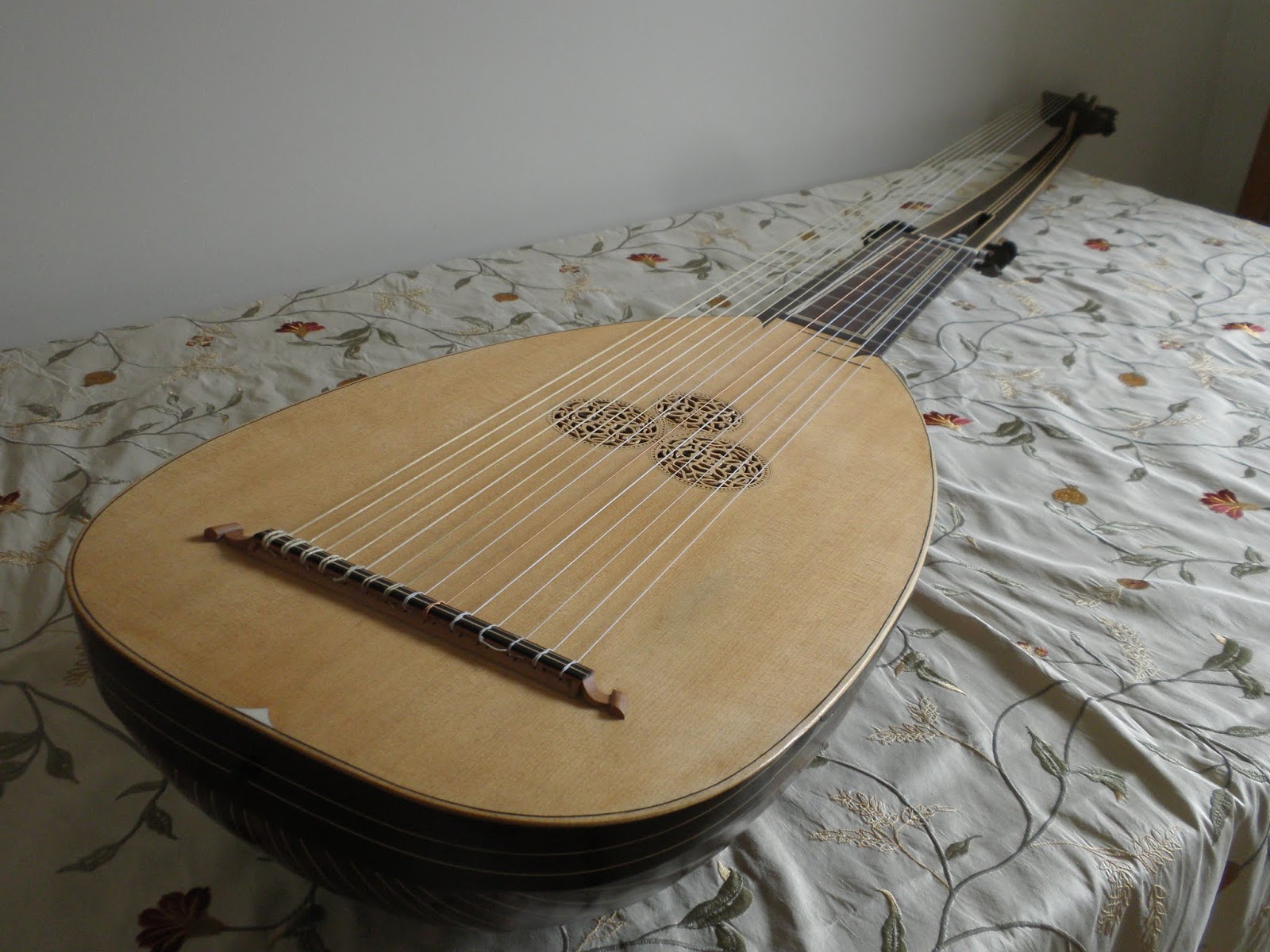 Buying a Lute: Theorbo, Chitarroni and Archlutes