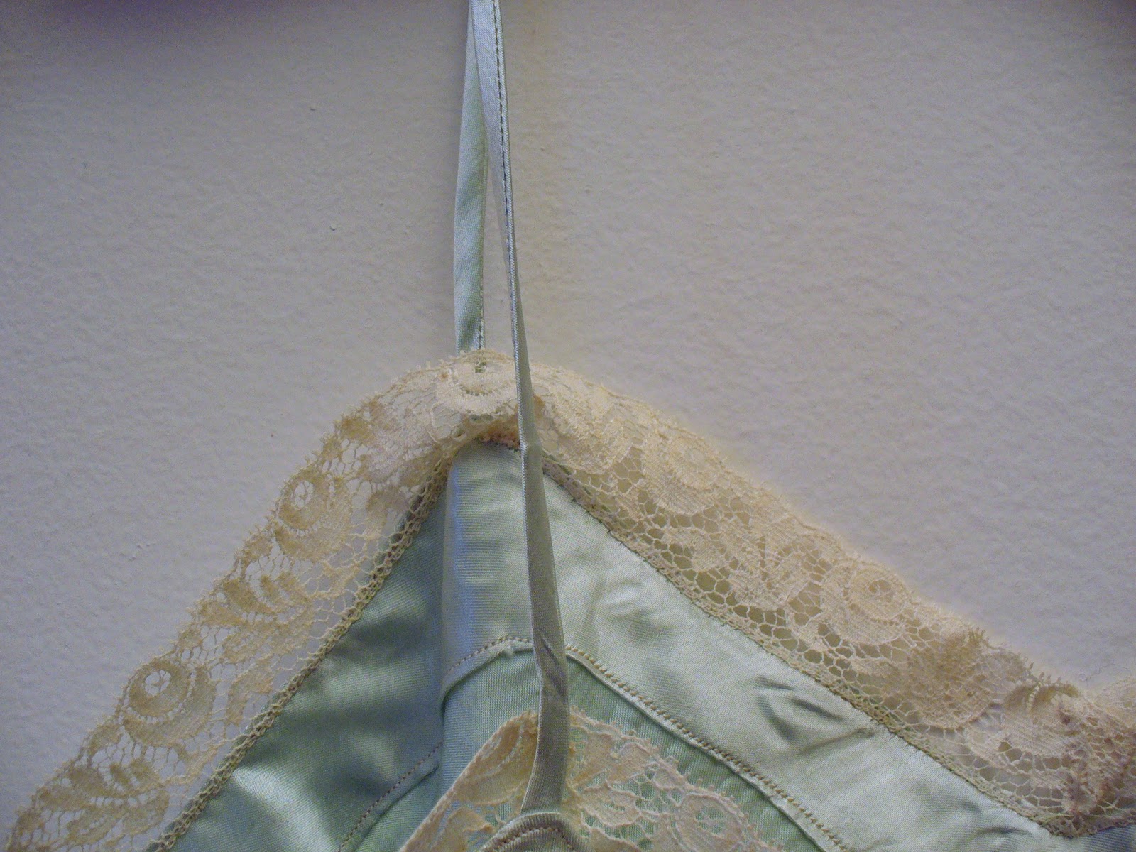 THE SEW THERAPY: TUTORIAL SPALLINE SOTTILI PER SOTTOVESTE E TOP