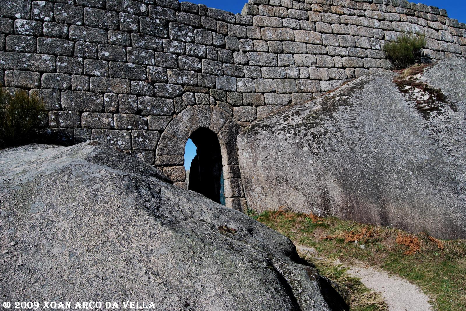 XOAN ARCO DA VELLA: CASTILLO DE CASTRO LABOREIRO