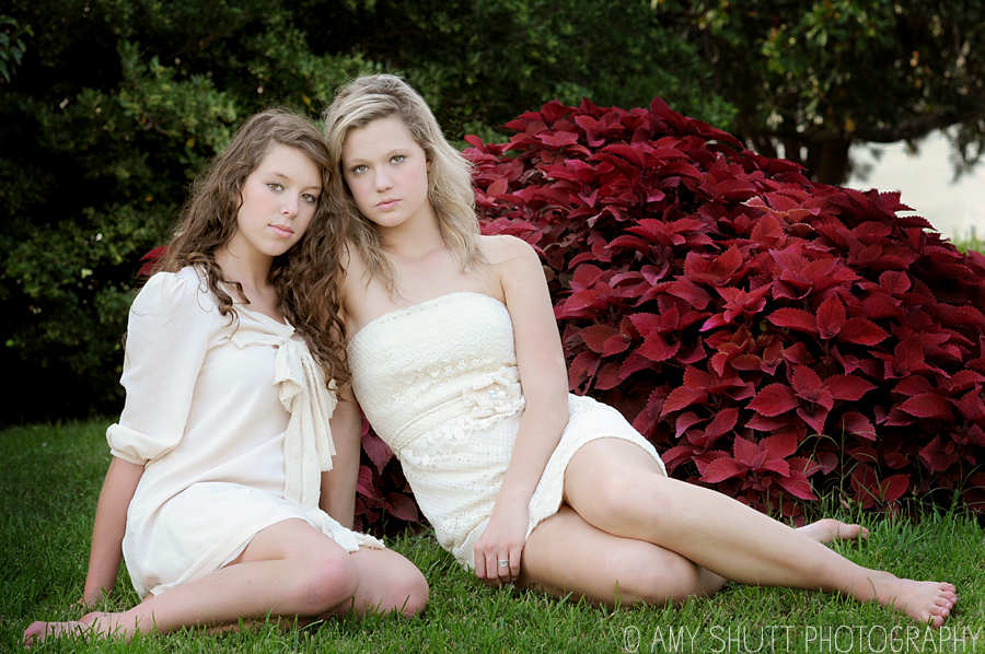 AMY SHUTT PHOTOGRAPHY: Hannah and Katie Sneak Peek