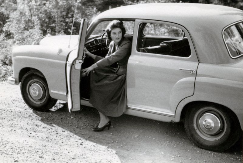 33 Vintage Photos of Women Posing With Their Mercedes-Benz Automobiles ...