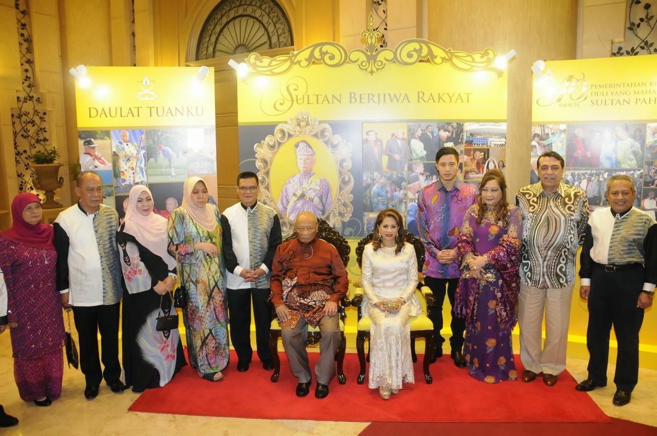 Khabar Pahang: KDYMM Sultan Pahang lancar Syiling Peringatan dan Setem ...