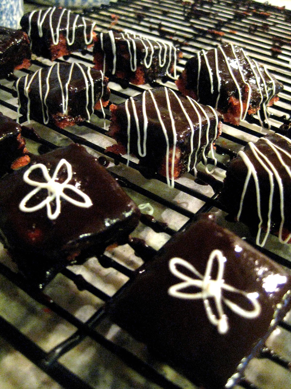 Morgan Phillips Cakes: Red Velvet Petite Fours