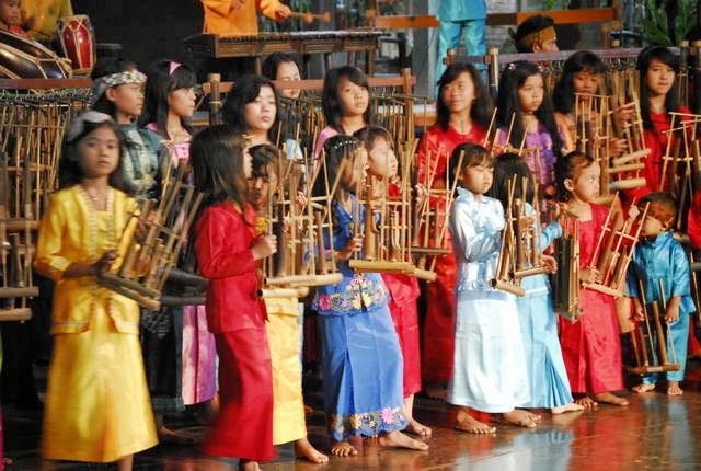 Refreshing Blog: Mengenal Angklung Sebagai Warisan Budaya Indonesia