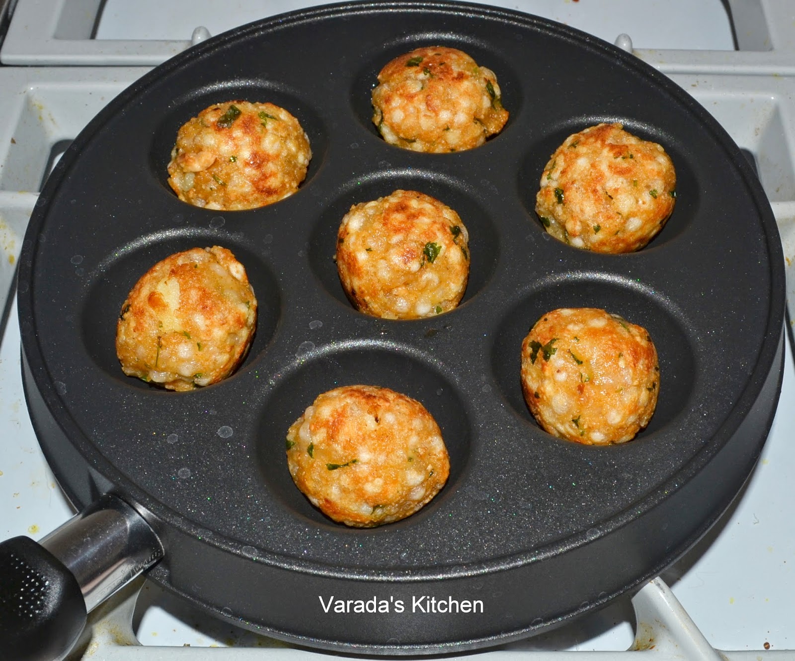 Varada's Kitchen and Garden: Sabudana Vada in Appe Pan