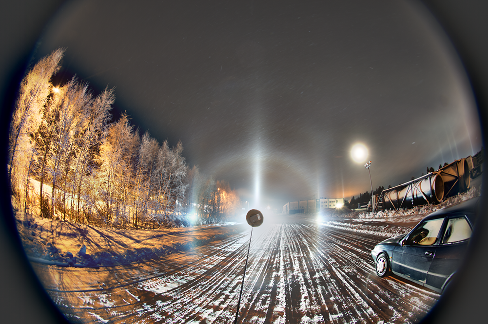 The Halo Vault: Halos from oriented pyramids in the spotlight beam