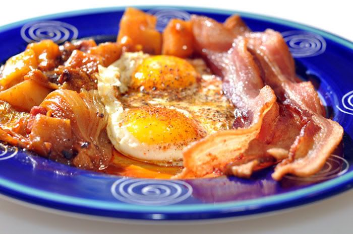 Things wot I Made Then Ate: Fried egg breakfast, bacon, Mumbai aloo,