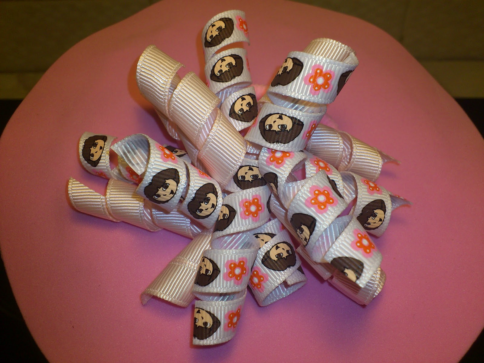 Las cosas de Luma: Lazo cinta rizada de Dora