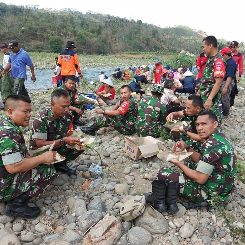 SWARA REALITA: TNI Manunggal Bersama Rakyat, Realitas Kedekatan TNI di ...
