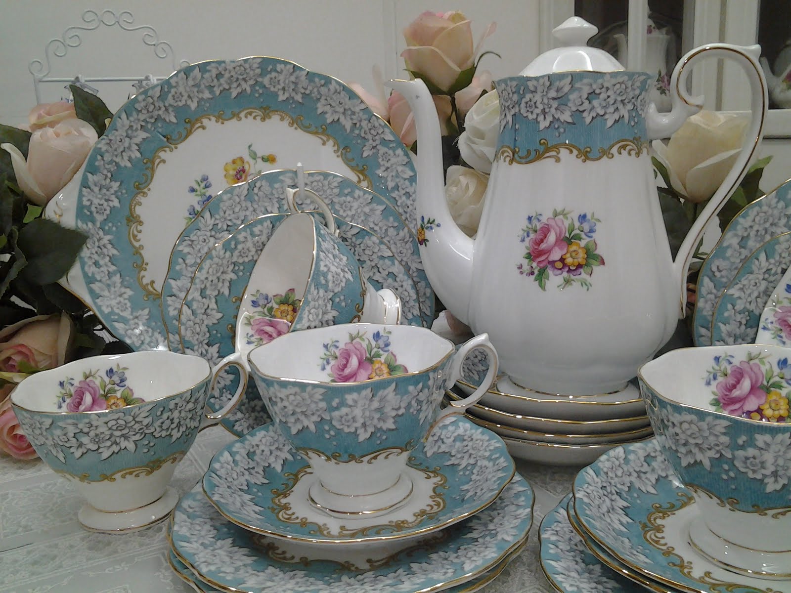 Lovely Treasures from English Garden: Royal Albert Enchantment