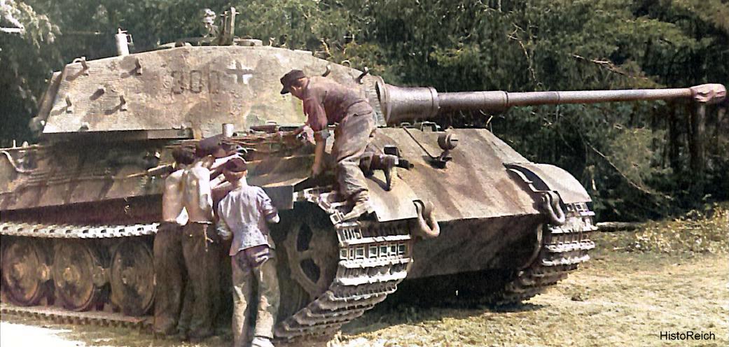 HISTOREICH: Pzkpfw VI Ausf B TIGER II N°233 musée des blindés de Saumur