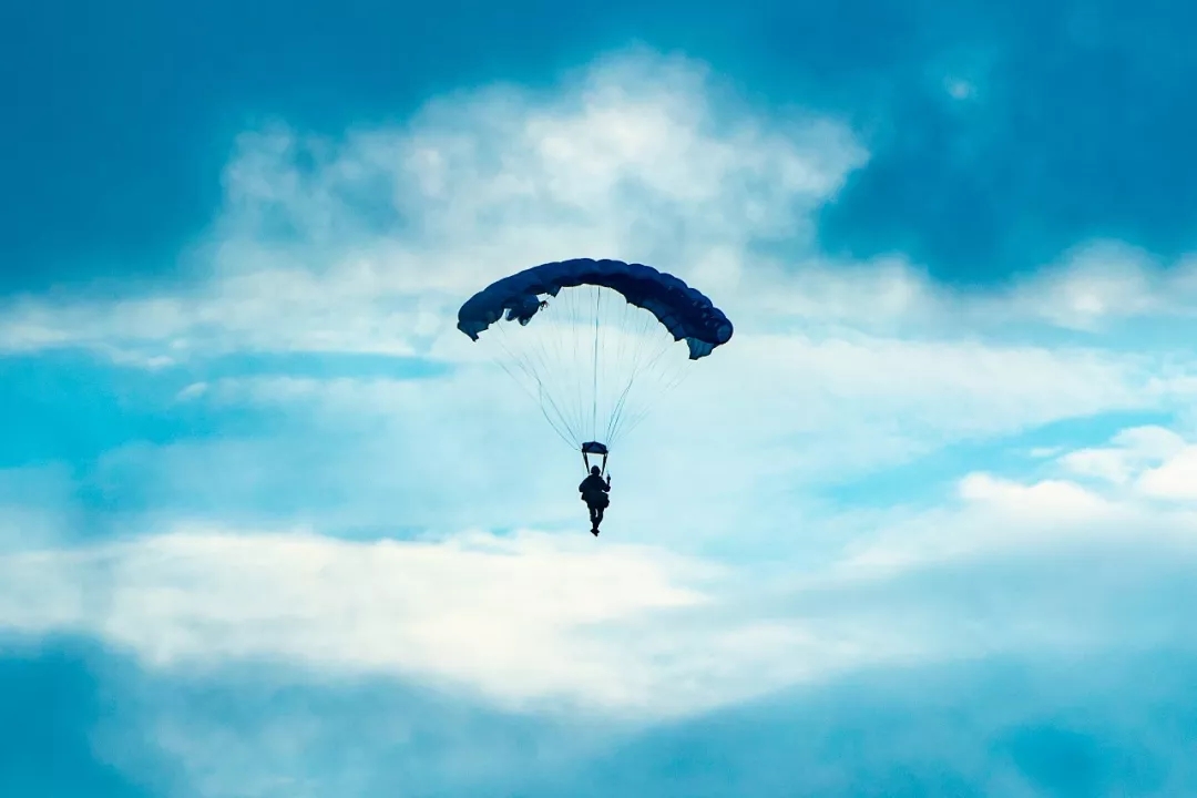 China Defense Blog: Pics of that 1000-airborne drop.