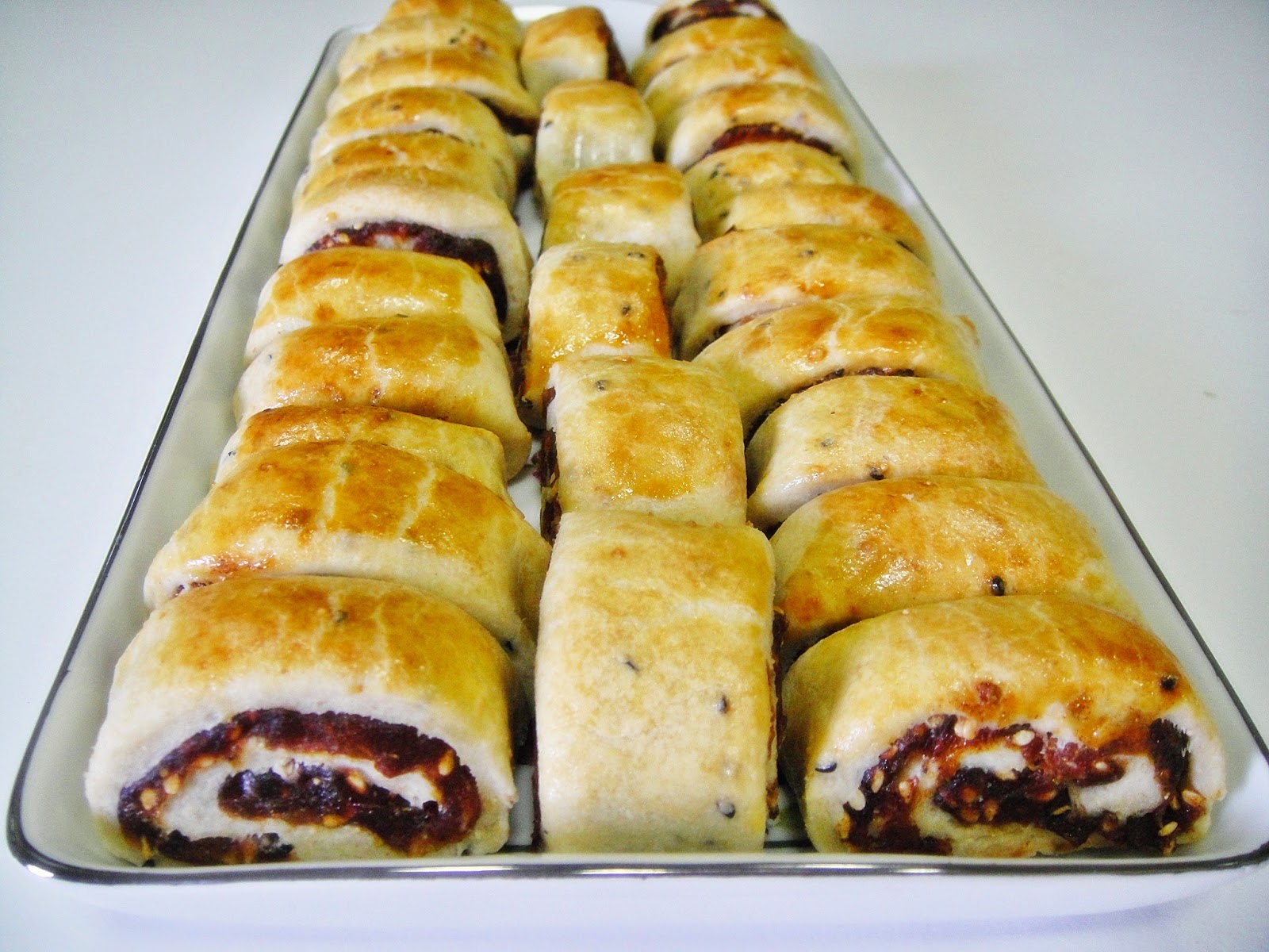 Maryam's Culinary Wonders: 777. Tradional Iraqi Date Kleicha