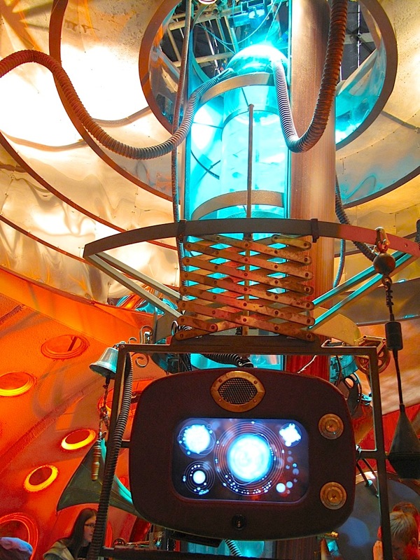 Making My 11th Doctor Costume: Cardiff Convention - TARDIS set tour