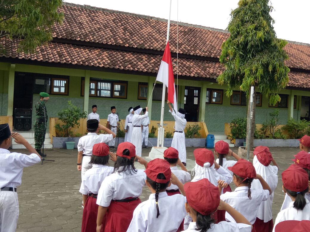 Babinsa Menjadi Pembina Upacara Di Sekolah Dasar | jajal12344.blogspot.co.id