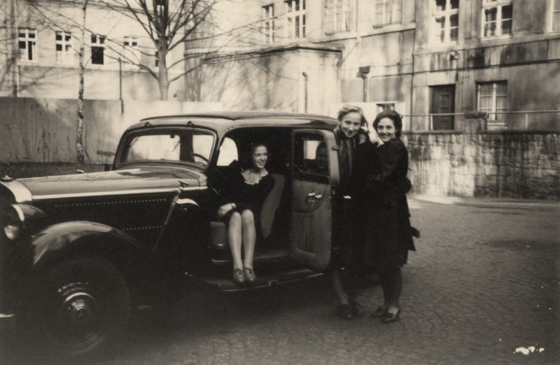 Amazing Vintage Photos Capture People Posing With Mercedes-Benz Cars in ...