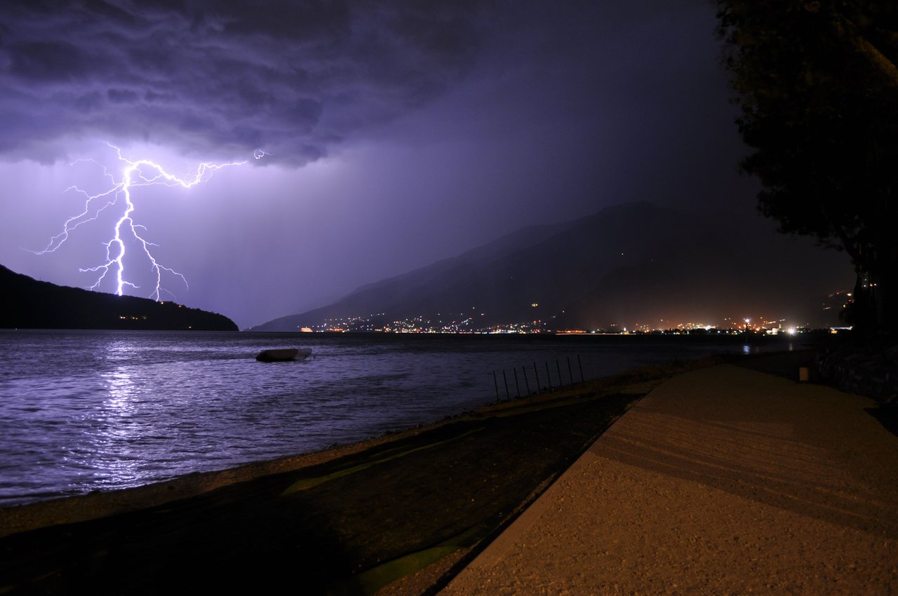 Thunderstorm at Domaso Beach | Okay Wallpaper