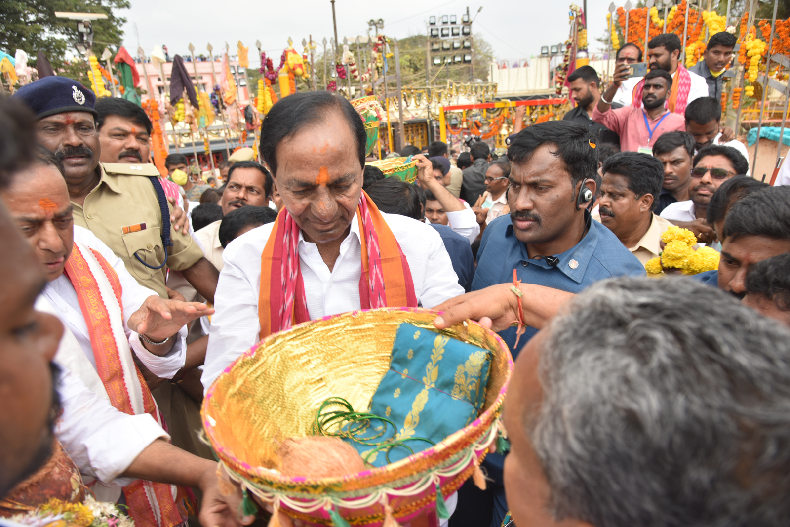 Telangana CM KCR visited Sammakka Sarakka Jatara