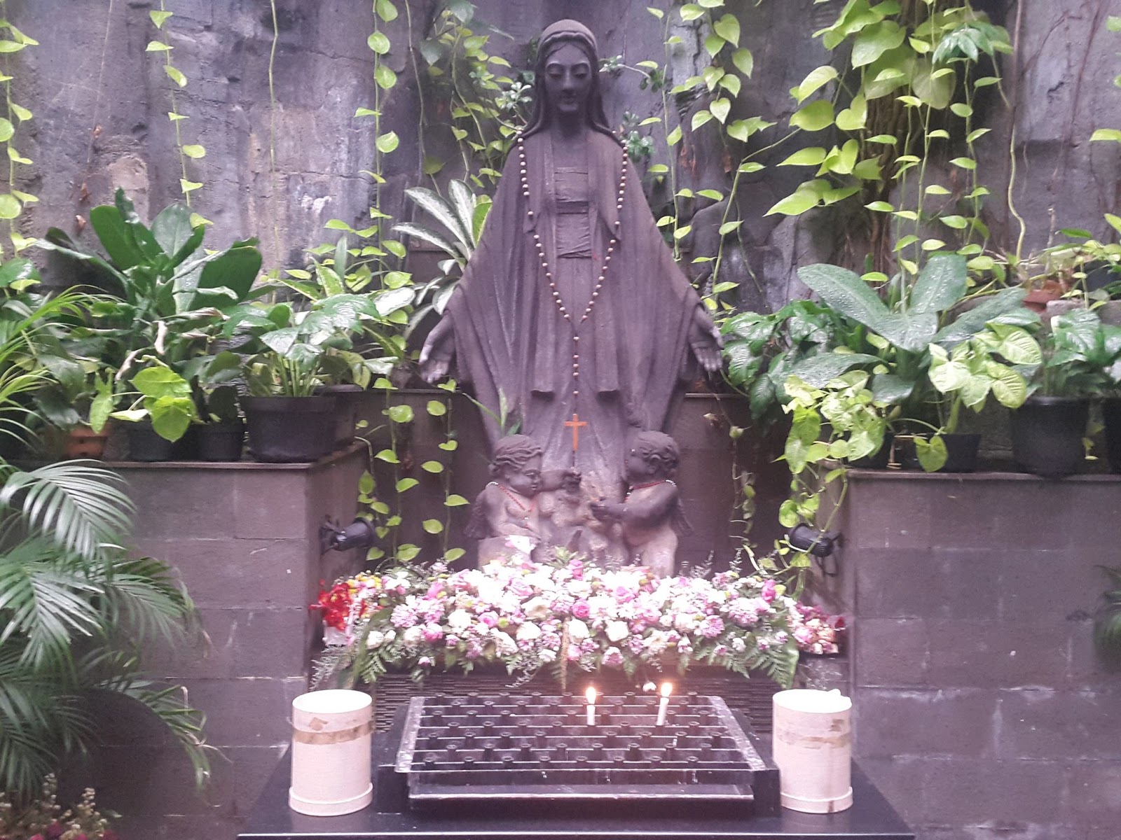 Gua Maria Gereja Katolik St. Perawan Maria Ratu, Blok Q, Jakarta ...