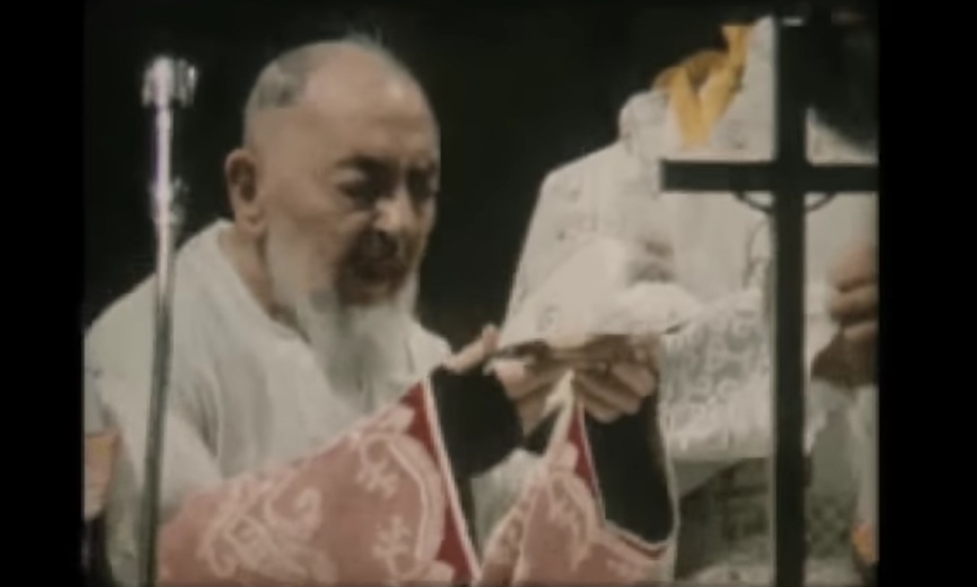 VÍDEO: Assim foi a última Missa do Padre Pio, poucas horas antes da sua ...