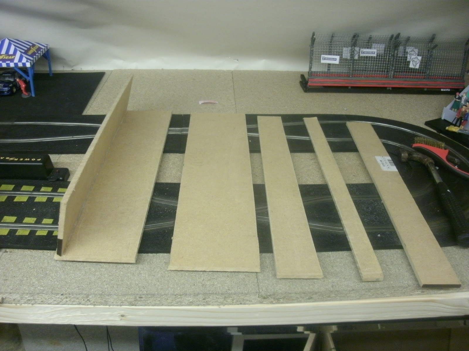 Bob's Scalextric Project: scenery