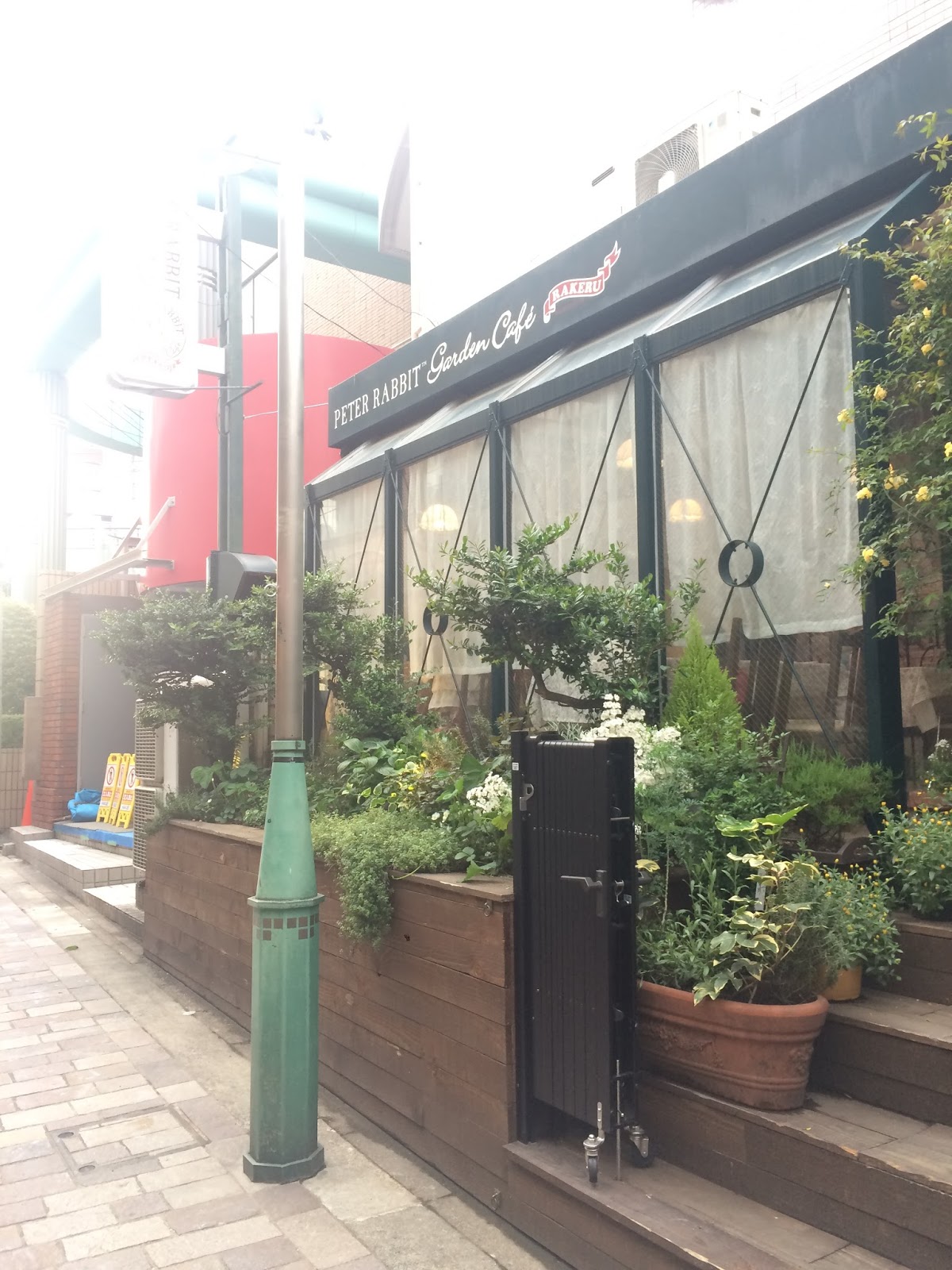 Table for two? Peter Rabbit Garden Cafe (ピーターラビットガーデンカフェ) - Tokyo Amato
