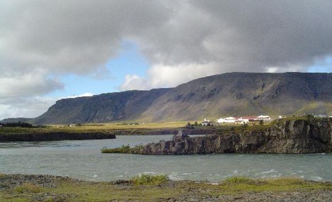 Locomotion of Expressions: Experience Icelandic Glacial Water (review)