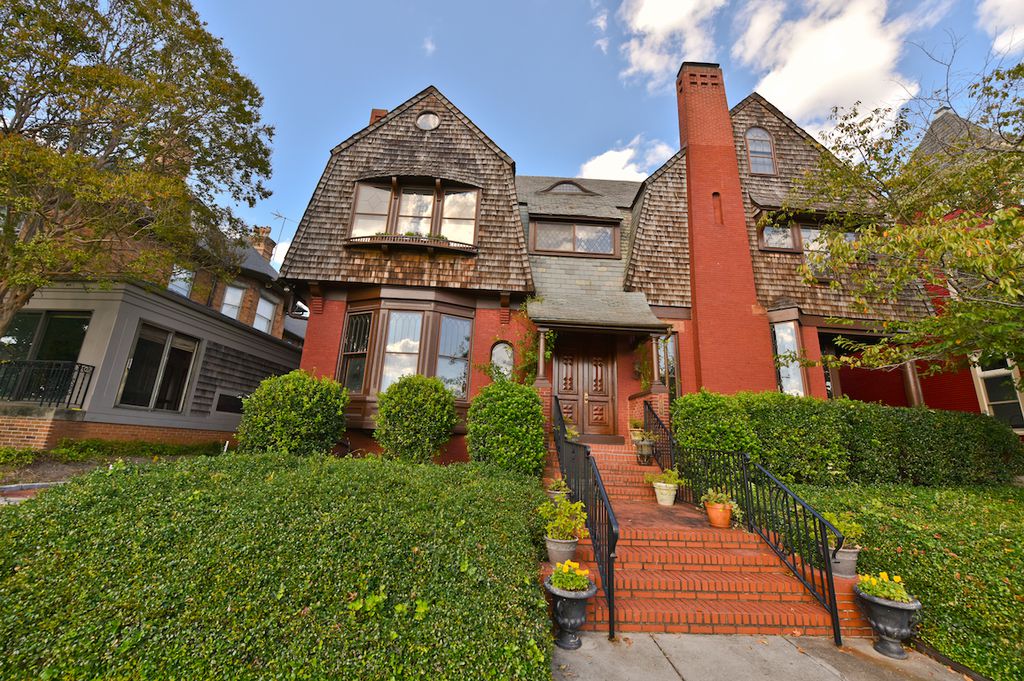 Sweet House Dreams: 1895 Dutch Colonial/Victorian in Norfolk, Virginia