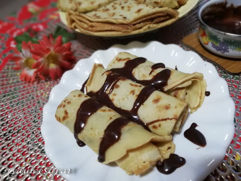 Clatite cu gem si sos de ciocolata