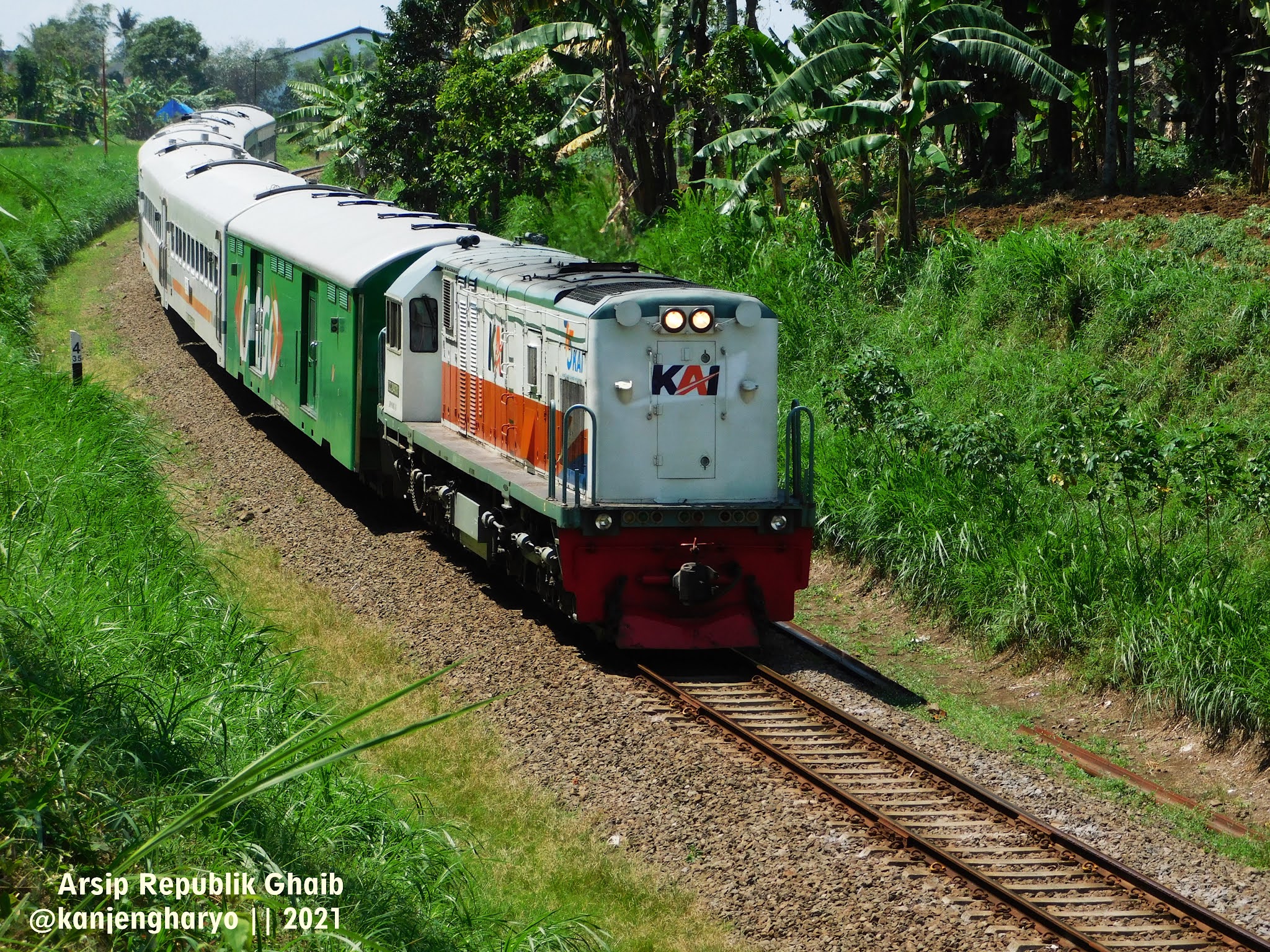 Kereta Api Indonesia: Mengabadikan Kereta Api Tawang Alun dengan ...