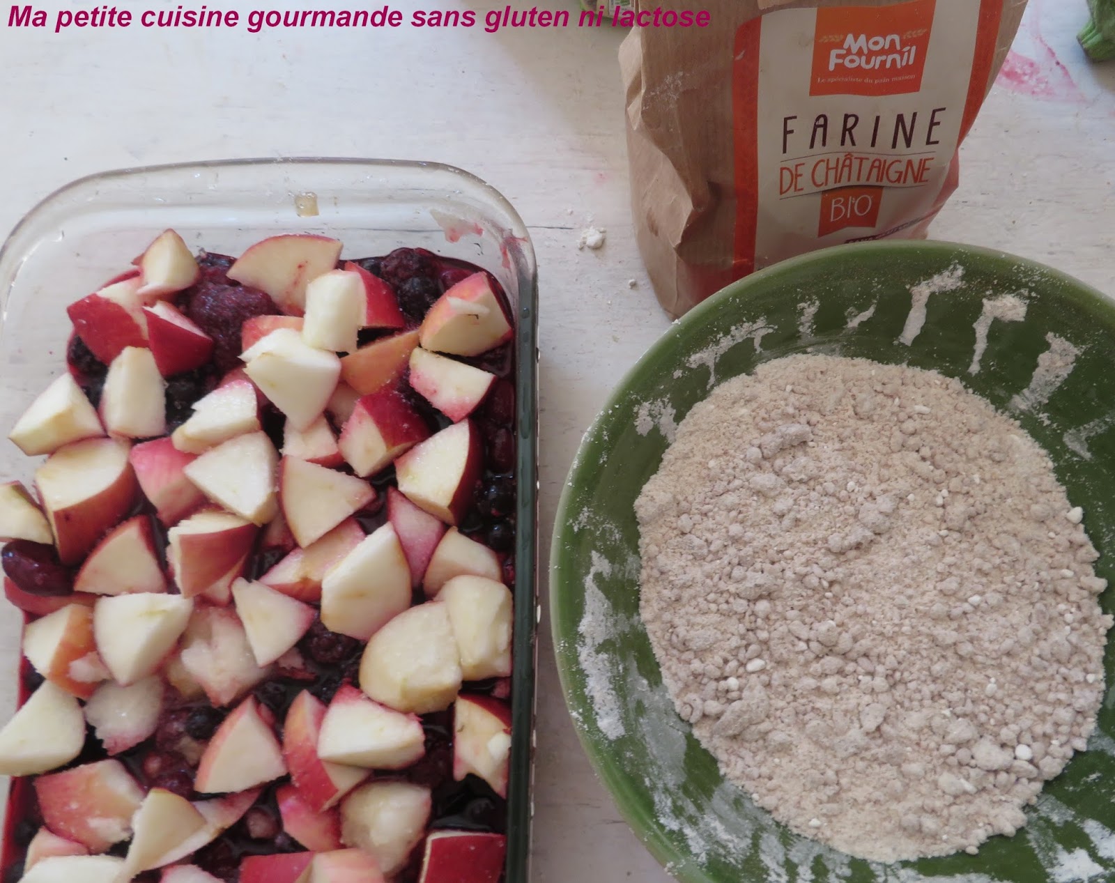 Crumble à la farine de châtaigne aux fruits rouges, aux pommes et à la ...