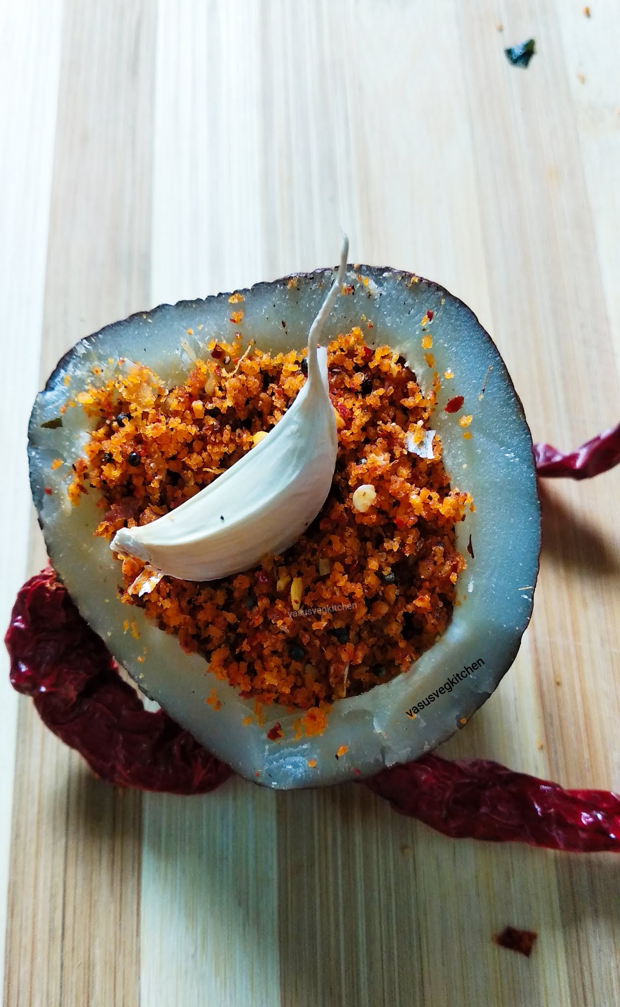 Vasusvegkitchen: Velluli Kobbari Karam Podi || Ellipaya Kobbari Karam ...