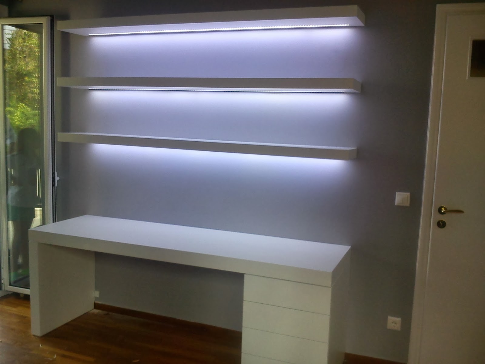 ΕΠΙΠΛΑ ΛΑΖΑΡΟΥ: ΓΡΑΦΕΙΟ ΚΑΙ ΡΑΦΙΑ ΜΕ LED