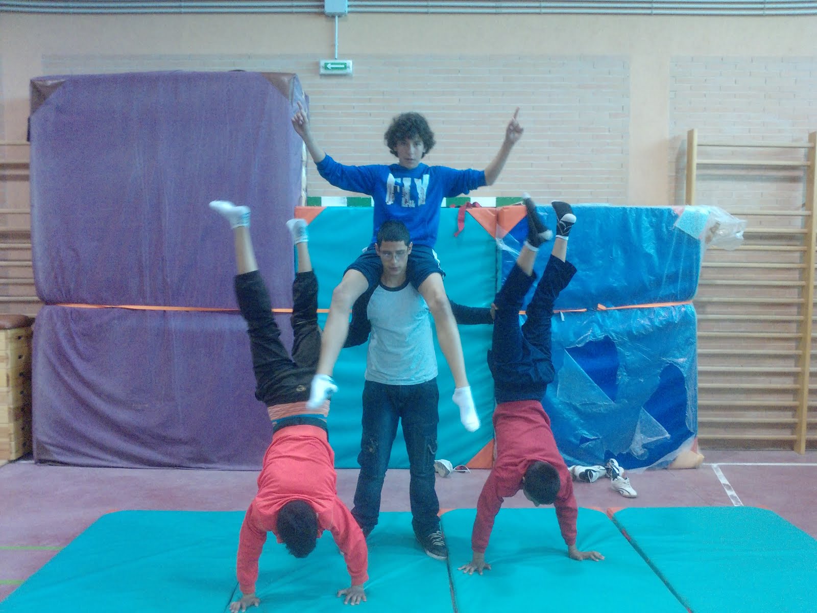 ESTRELLA PRIMEROS: Acrosport IV
