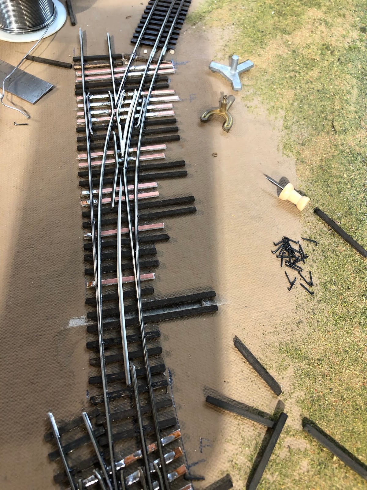 Burrlington Northern in HO: hand laid dual gage turnouts