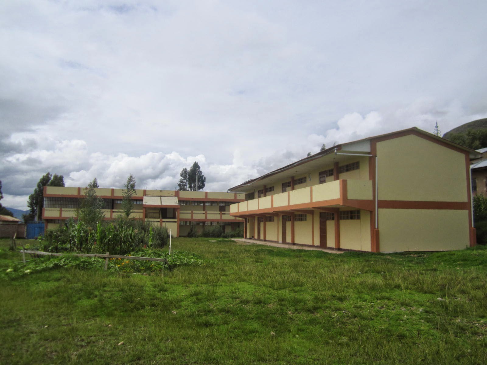 I. E. "SANTIAGO LEON" - CHONGOS BAJO