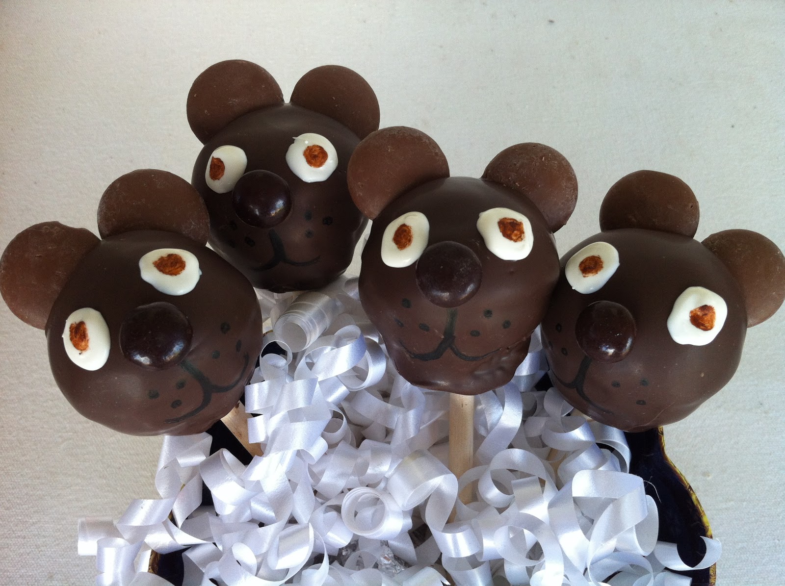 Cake Pop Queens: Teddy Bear Cake Pops