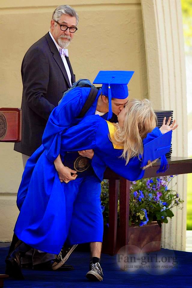 The Fanboy SEO: It's Graduation Time for Peter and Gwen in Set Pics ...